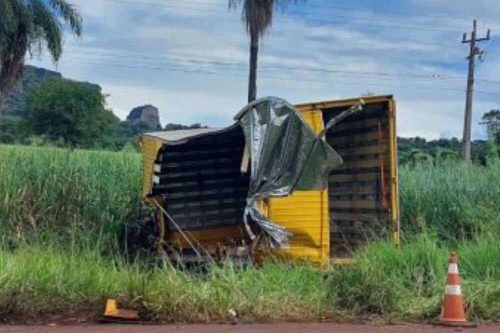 Acidente entre carreta e caminhão baú dos Correios deixa mercadorias espalhadas pela BR-262 ...