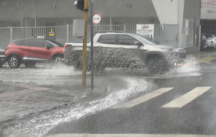 Chuva cai com espuma branca em Campo Grande; Entenda o fenômeno - Diário X