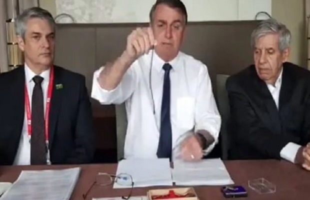 Em live, Bolsonaro mostra bijuteria e volta a exaltar o nióbio - Diário X